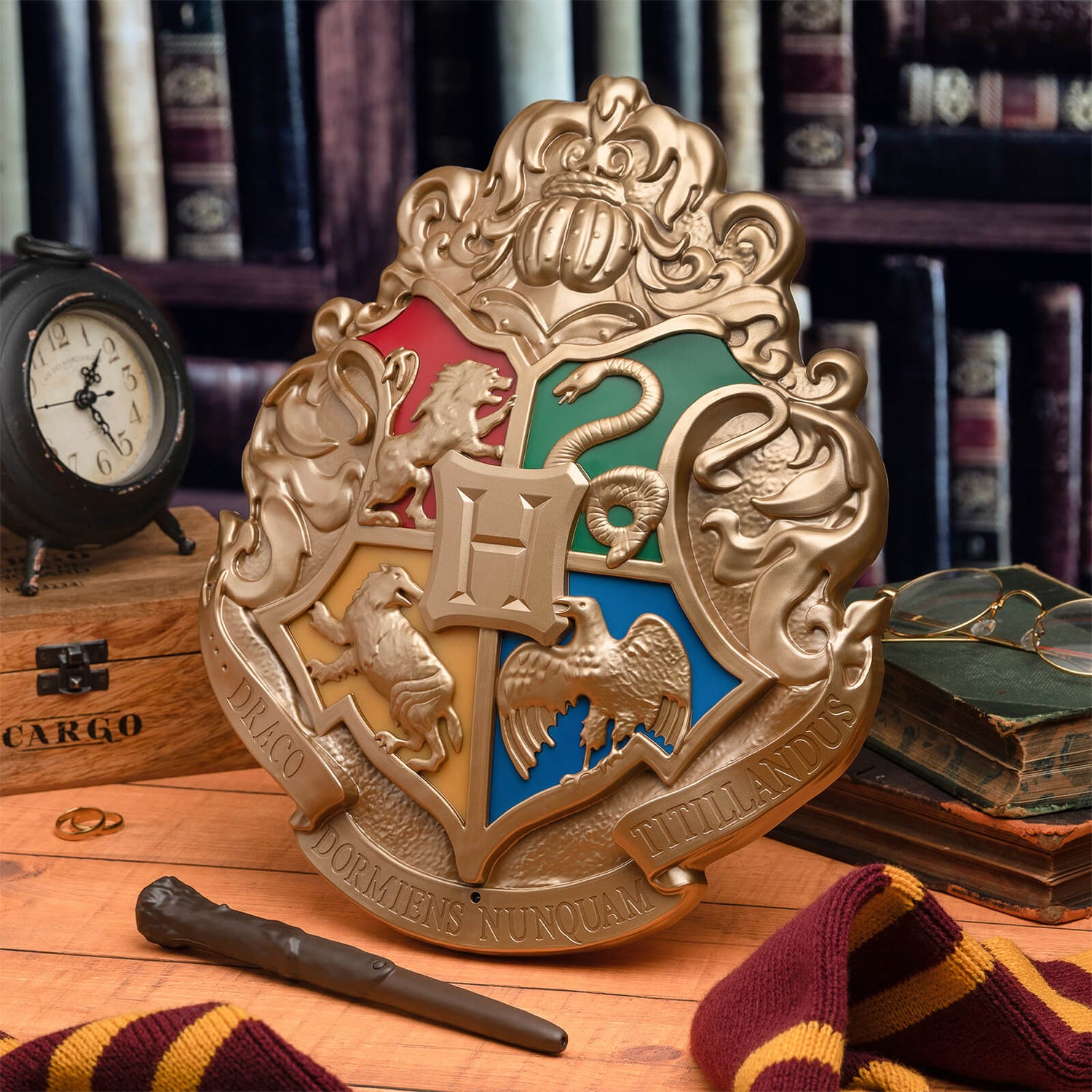 Harry Potter Hogwarts Crest Light with Wand Control Gifts - Zavvi UK