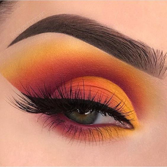 5 High Fashion Eye Makeup Looks We Dare You to Try in May RY