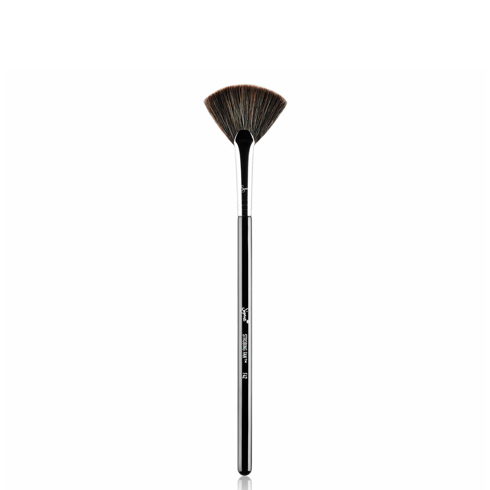Sigma F42 Strobing Fan Brush | Cult Beauty