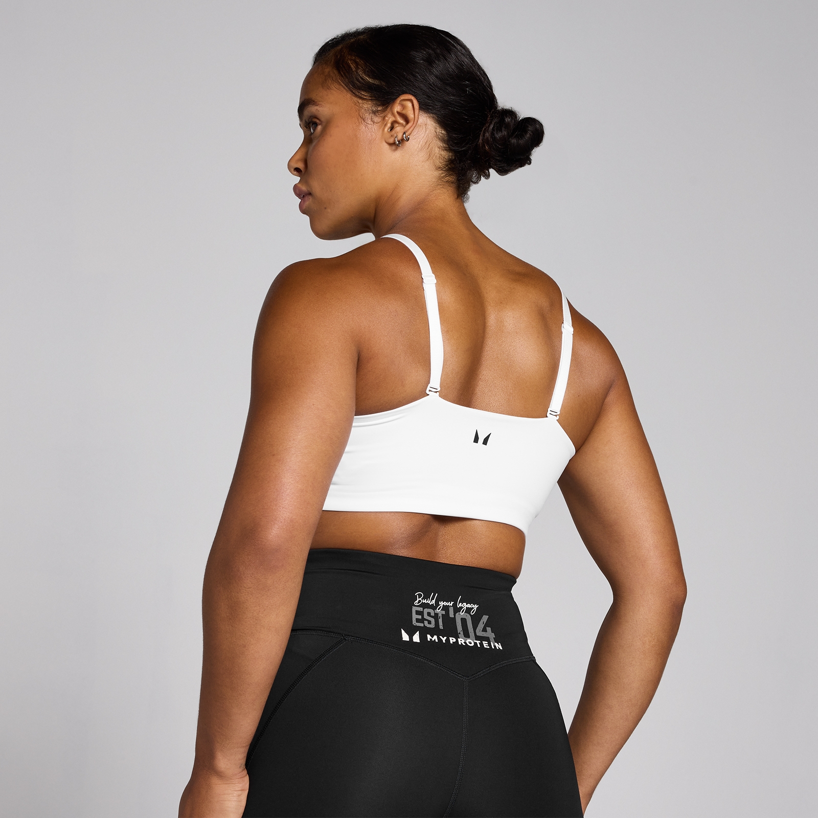 Damski stanik sportowy z kolekcji Origin Graphic MP – czarny | MYPROTEIN™
