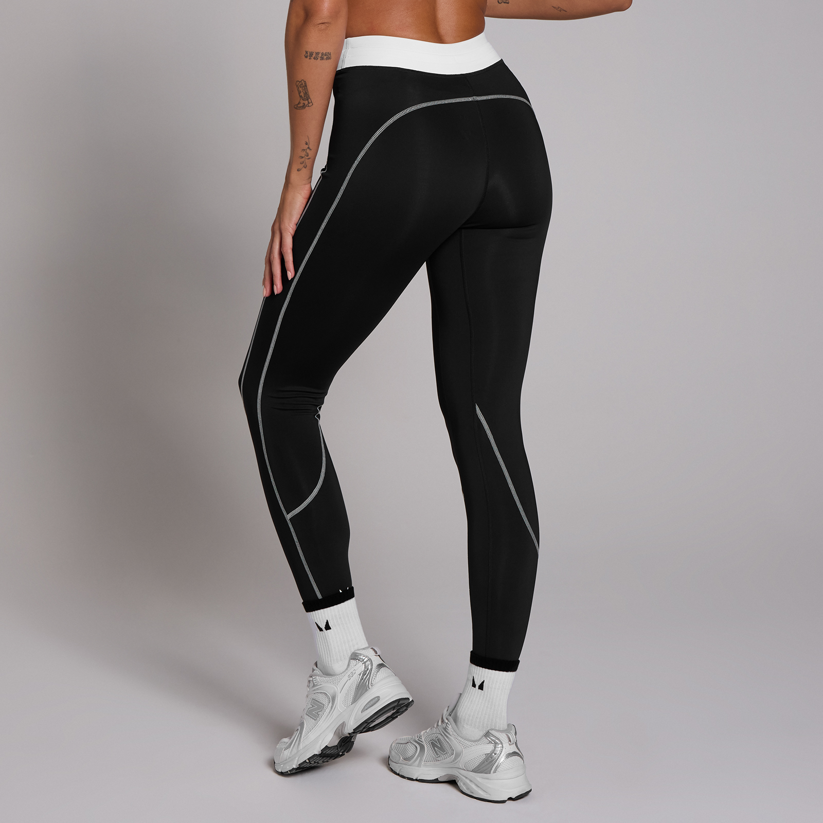 MP Women's Tempo Cropped Contrast Stitch Windbreaker - Black | Myprotein UK